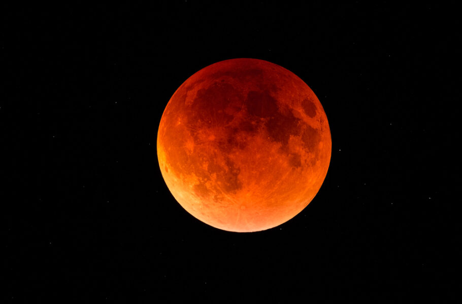 ILoveQatar.net | Total lunar eclipse viewing at MIA Park