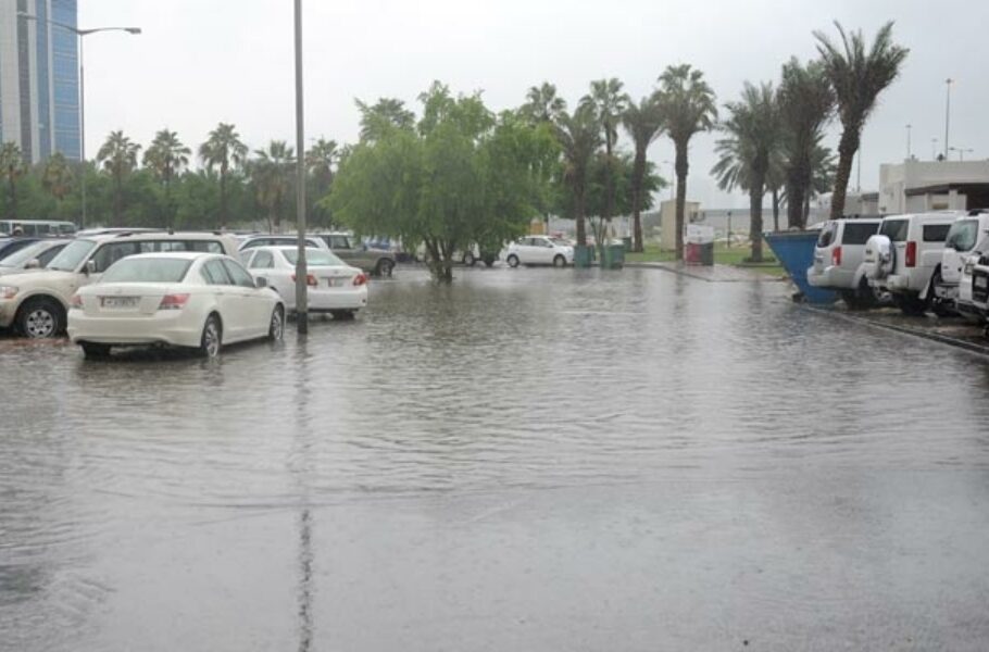 ILoveQatar.net | Heavy rain swamps Doha; flooding kills one in Saudi