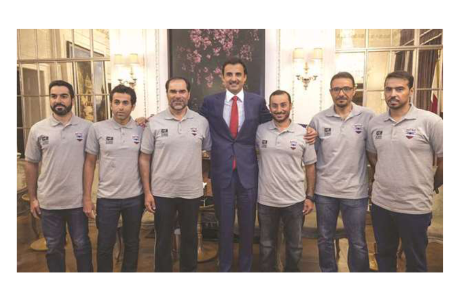 ILoveQatar.net | Amir meets Channel swim team members