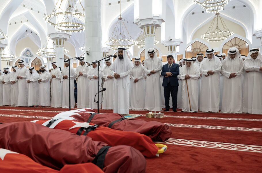 ILoveQatar.net | H.H. the Amir performs funeral prayer for the martyrs of the Qatari helicopter ...