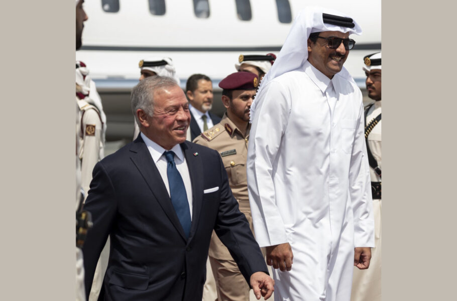 ILoveQatar.net | H.H. the Amir welcomes the King of Jordan to Qatar